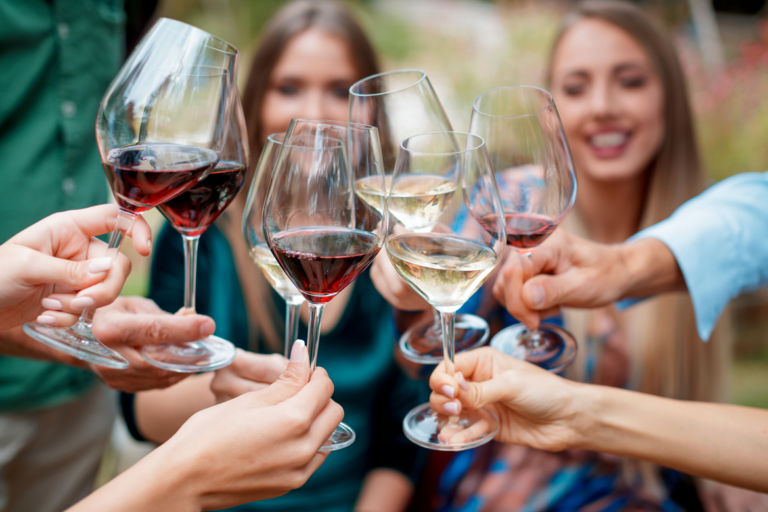 El brindis: Un viaje a través de la historia y la cultura - Adrada ...